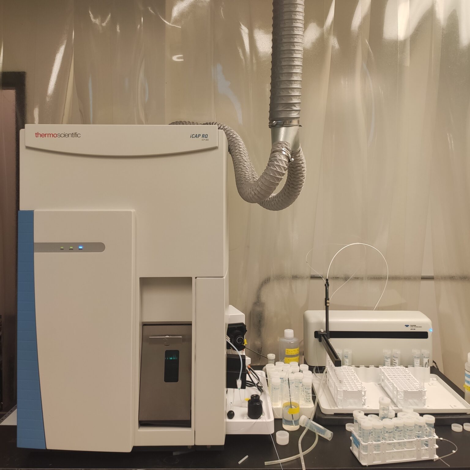 Spectromètre d’émission atomique au plasma combiné à un spectromètre de ...